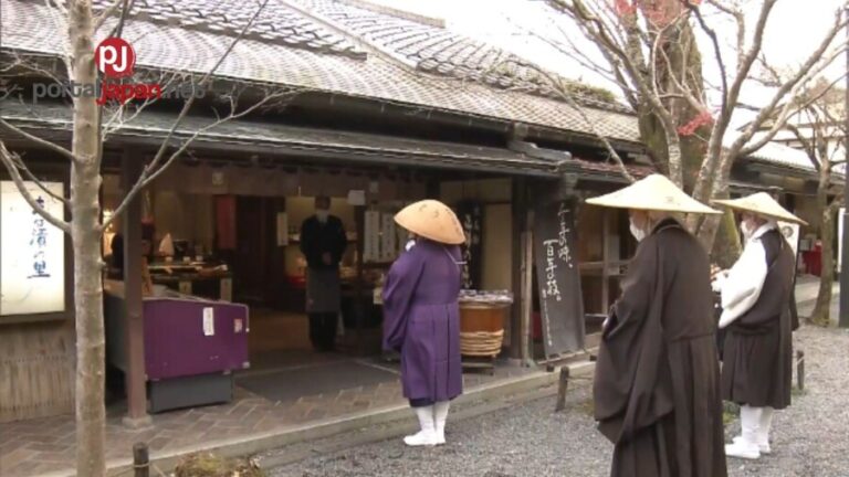 Ang mga Buddhist monk ng Kyoto temple ay nananalangin para sa magandang ...