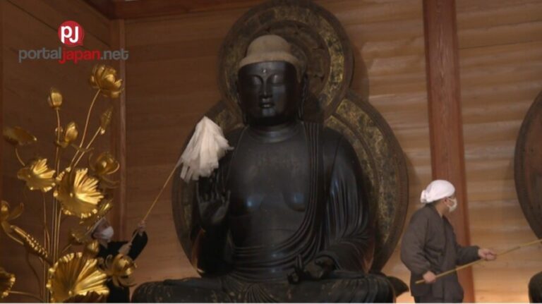 Nagsisimula ang paglilinis ng mga rebulto para sa pagtatapos ng taon sa ...