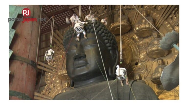 Ang dakilang rebulto ng Buddha sa Nara ay inalisan ng alikabok bago ang ...